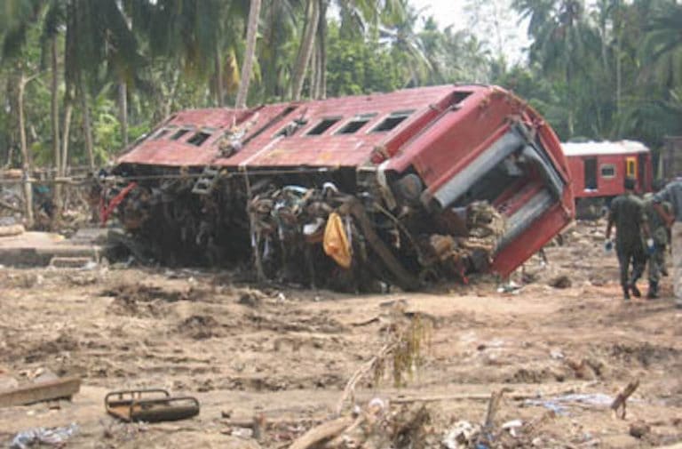 Visiting the Sri Lanka Tsunami Train Wreck – Dark Tourists